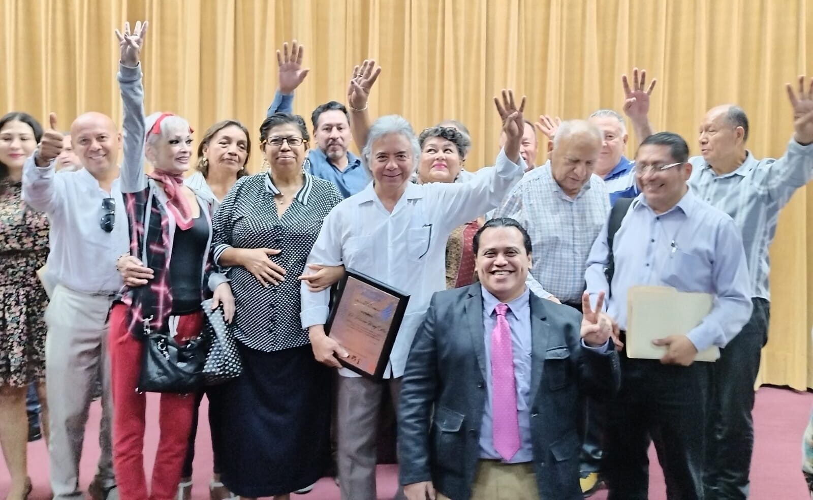 Entrega de Reconocimientos “Vidas que Alumbran” y medallas “Mentes ...